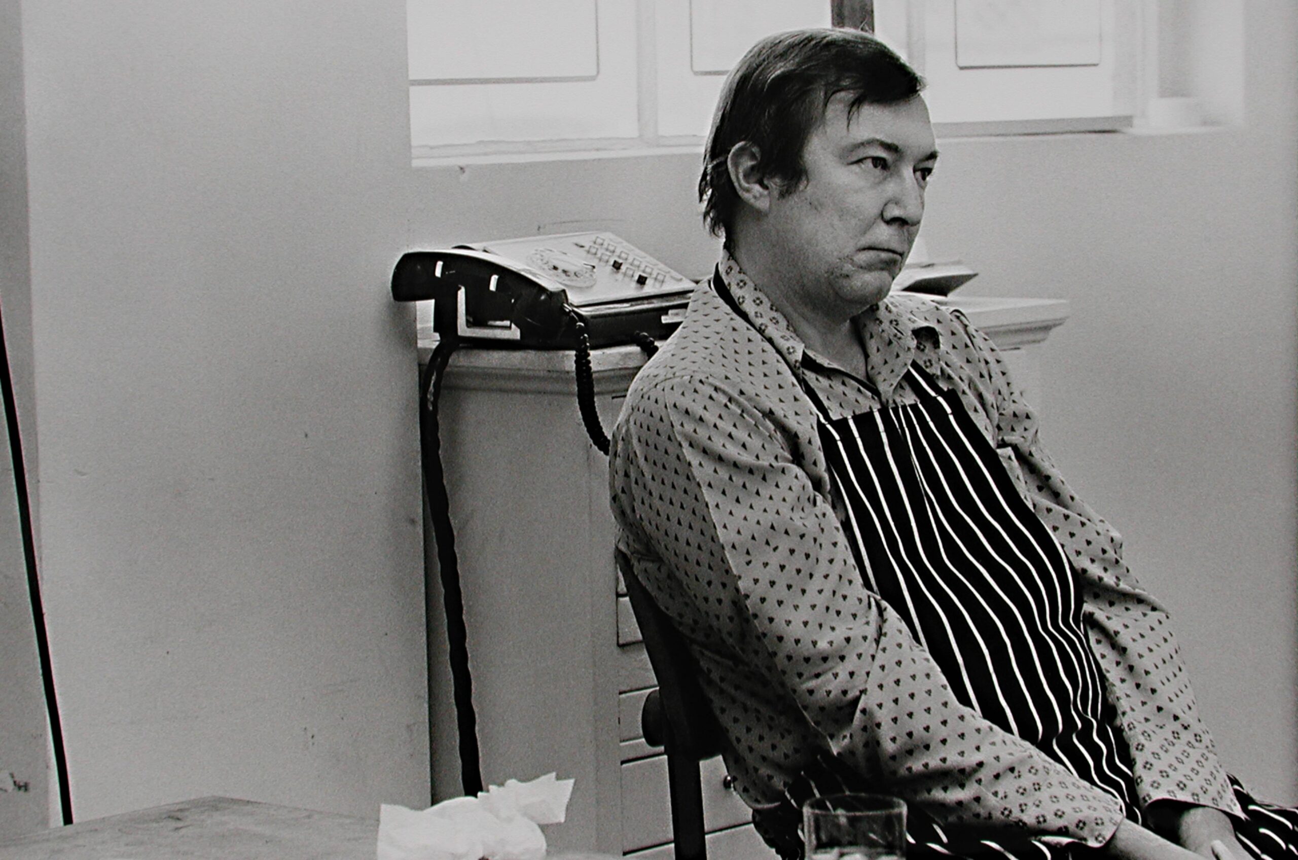 Malcolm Lubliner, Untitled (Jasper Johns Working at Gemini), 1971 · SFMOMA